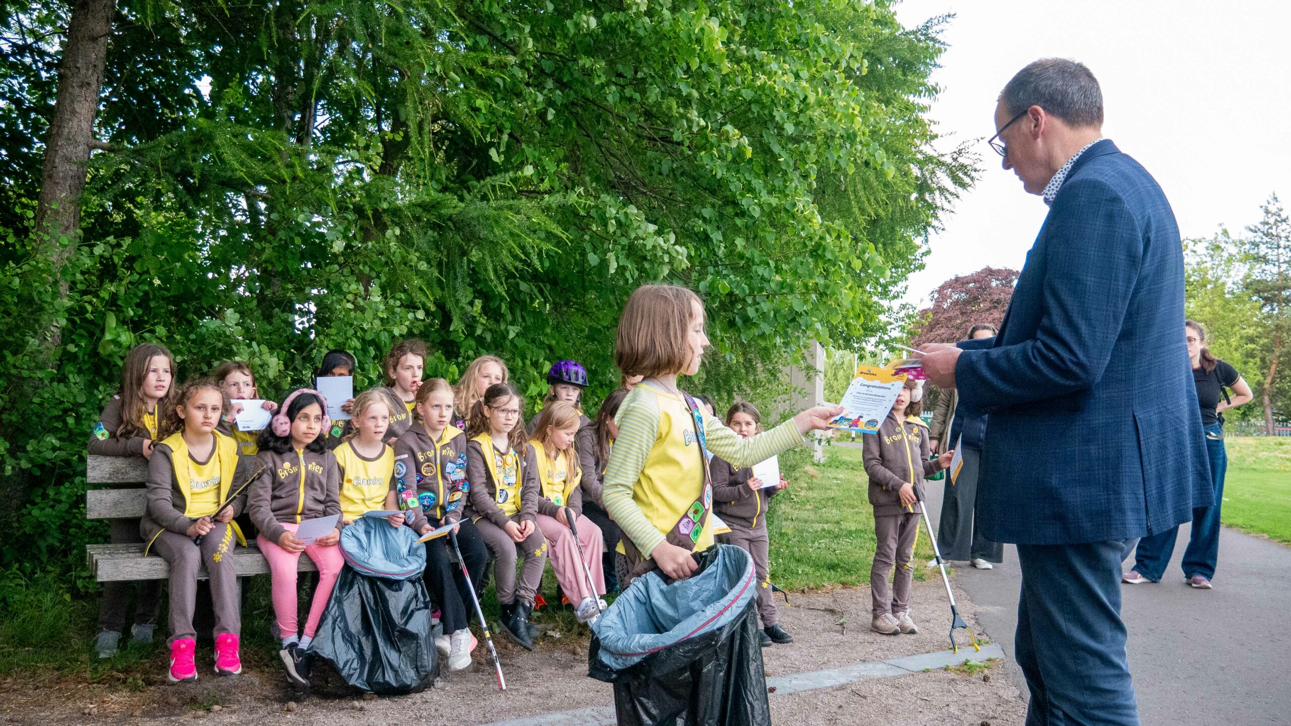 Girlguiding Edinburgh. Dr Scott Arthur MP and Brownies from 106A ...