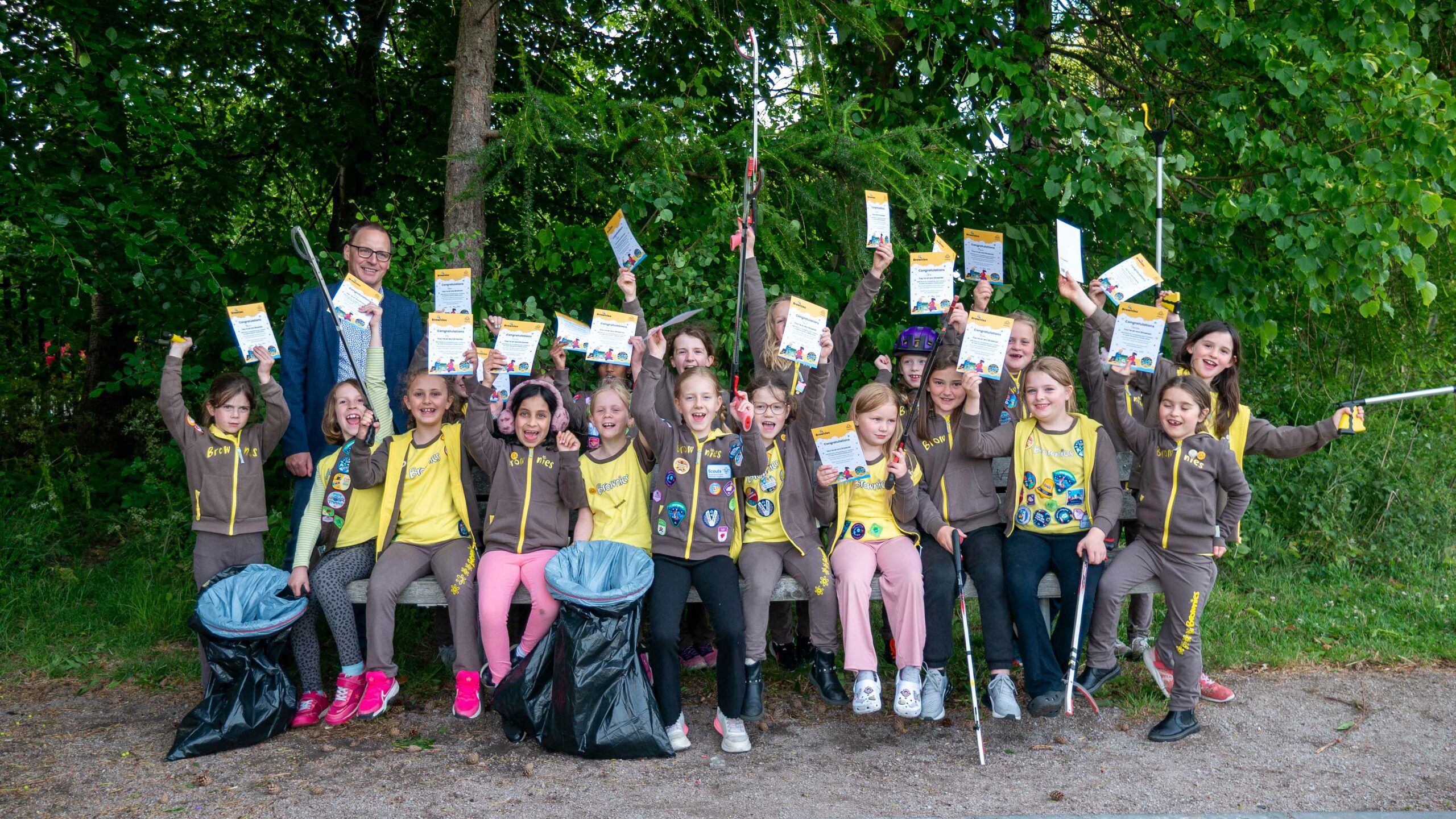 Girlguiding Edinburgh. Dr Scott Arthur MP and Brownies from 106A ...