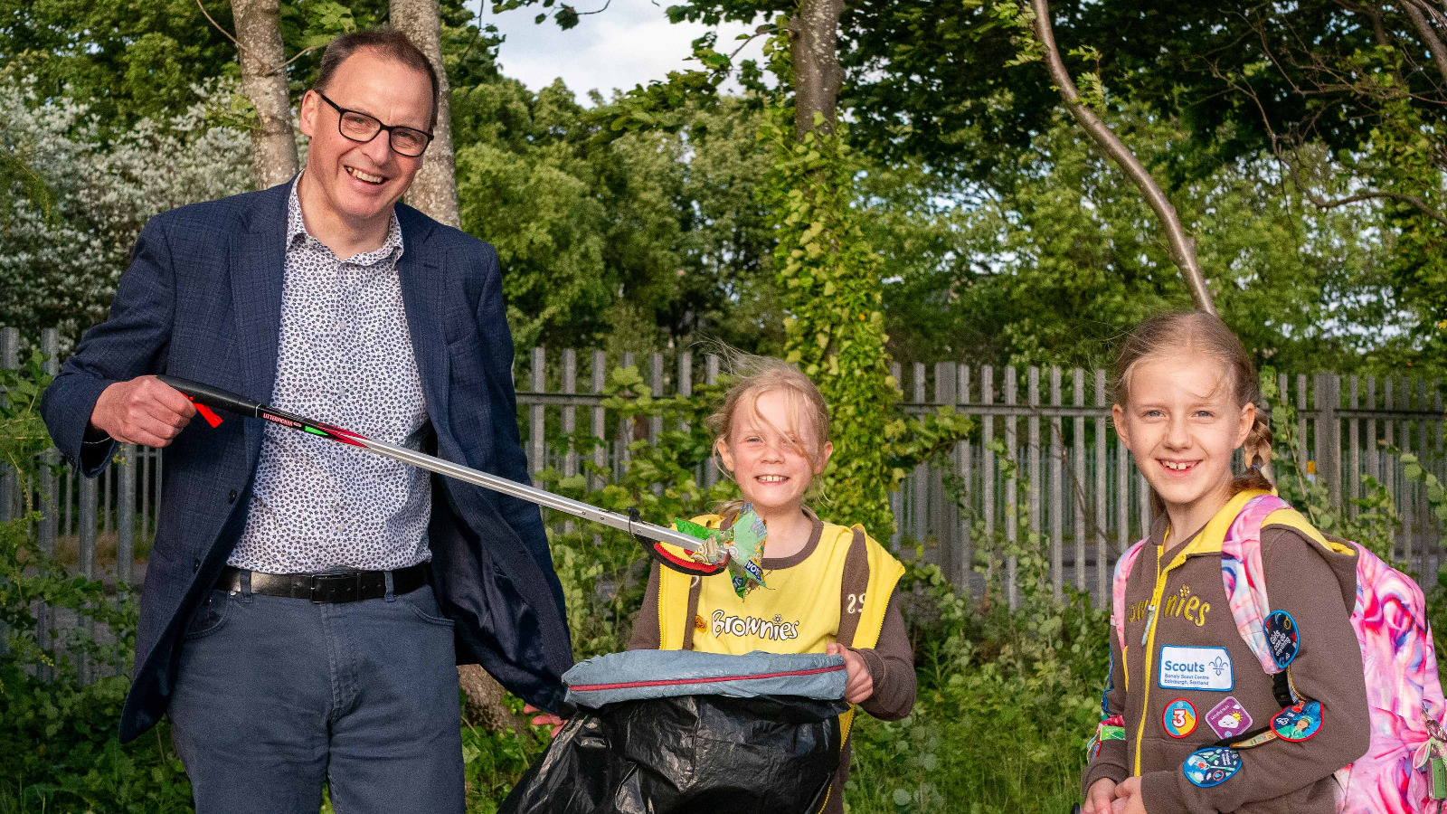 Girlguiding Edinburgh. Dr Scott Arthur MP and Brownies from 106A ...